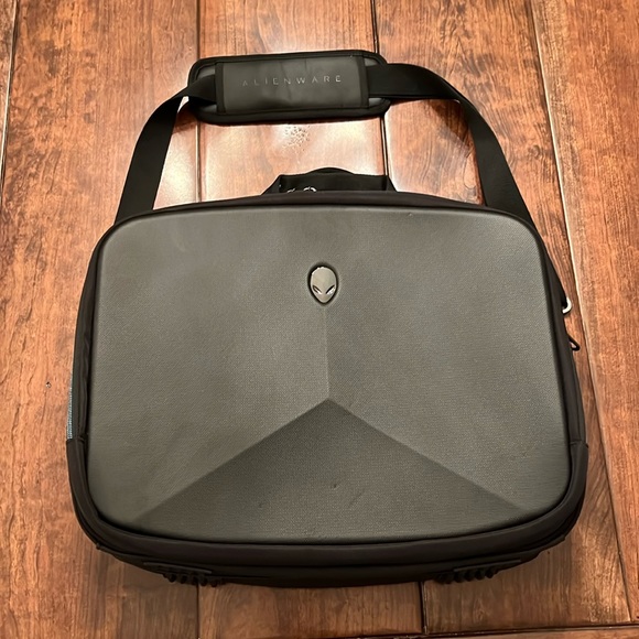 Alienware | Bags | Alienware Bag Excellent Condition W3 Zipper ...